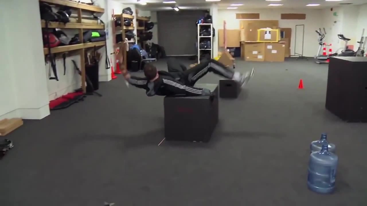 Stunt training fail (The Hobbit extras: Richard Armitage, Aidan Turner ...