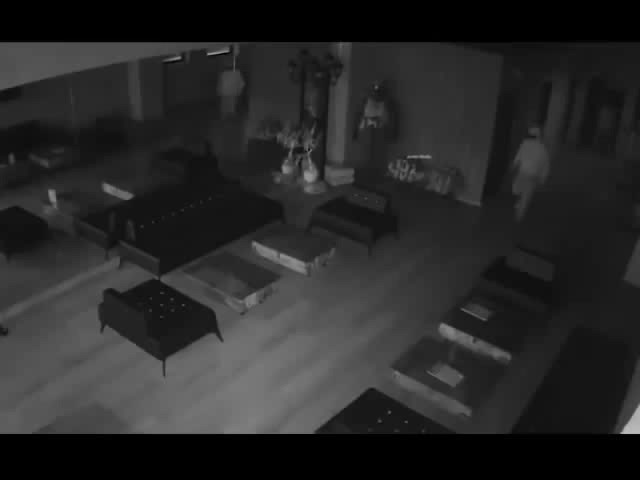 Thief breaks in gun range but is scared off by his own reflection - Coub - The Biggest Video ...