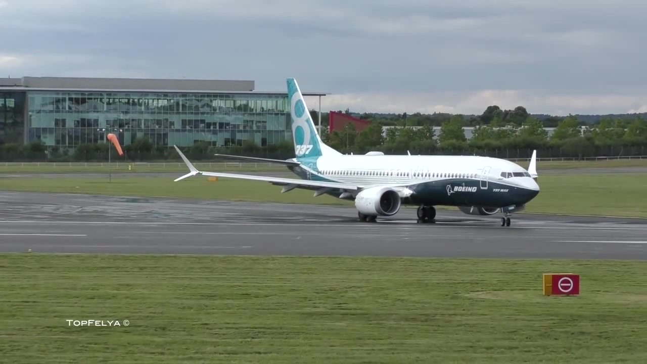 Boeing NEW Baby 737 MAX amazed crowds at airshow with impressive Steep ...