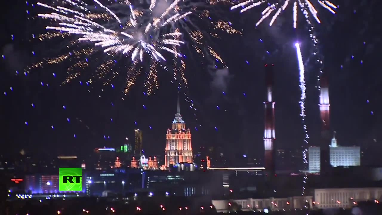 Салют в виде цветов и смайликов по случаю Дня города в Москве Coub The Biggest Video Meme